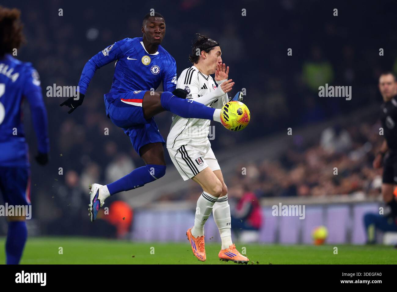 London, England, 7th January 2026. Moisés Caicedo of Chelsea and Harry ...