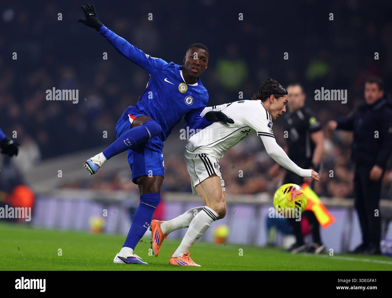 London, England, 7th January 2026. Moisés Caicedo of Chelsea and Harry ...