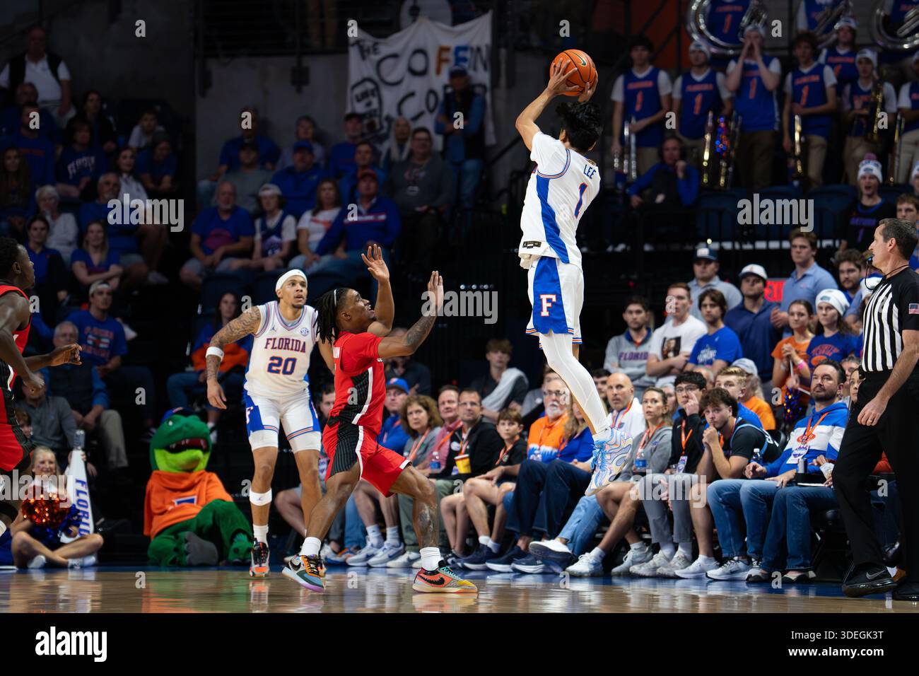 Florida guard Xaivian Lee (1) jumps to pass the ball to guard Isaiah ...