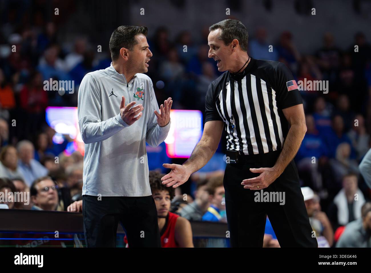 Florida head coach Todd Golden fights with ref over foul call against ...