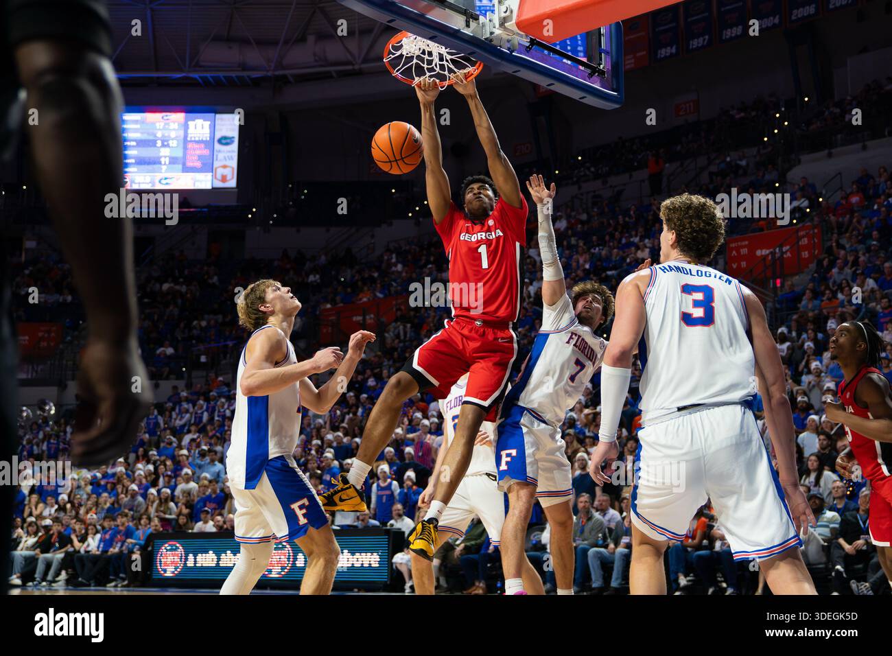Georgia guard Jeremiah Wilkinson (5) completes a dunk on Florida during ...