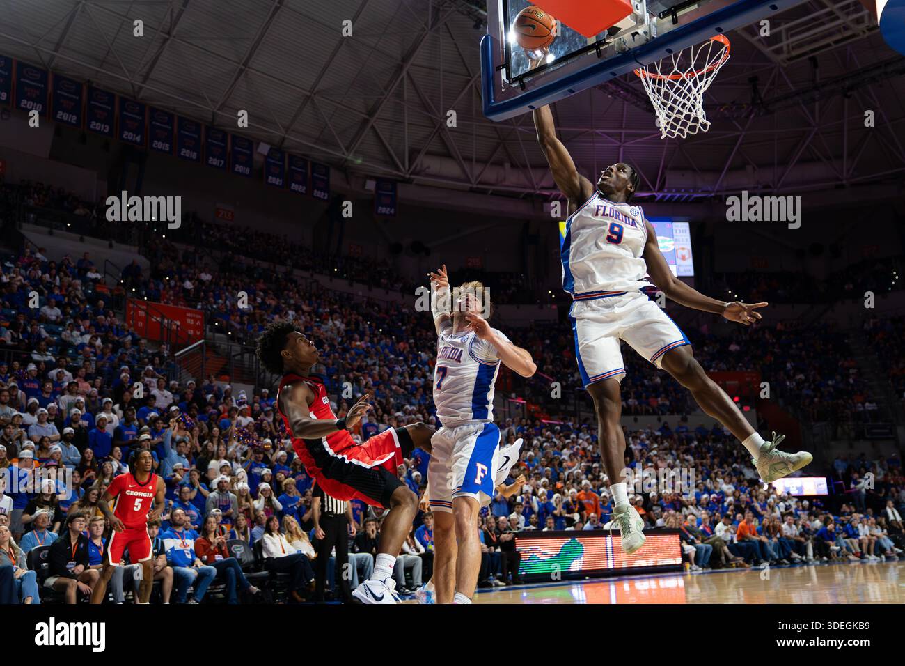 Florida center Rueben Chinyelu (9) successfully blocks Georgia guard ...