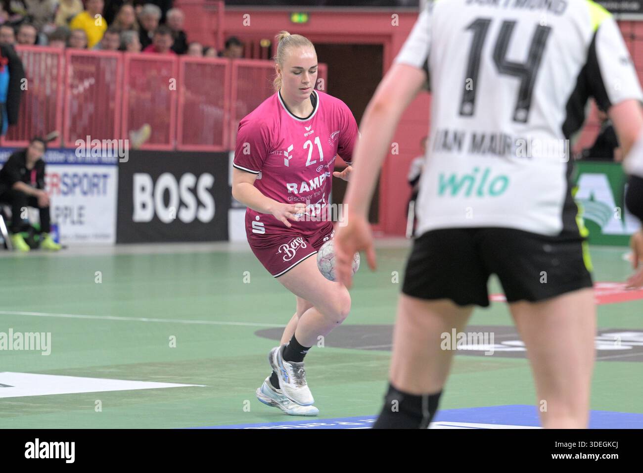 Svenja Demmel (TusSies Metzingen, #21) TusSies Metzingen vs. BVB ...
