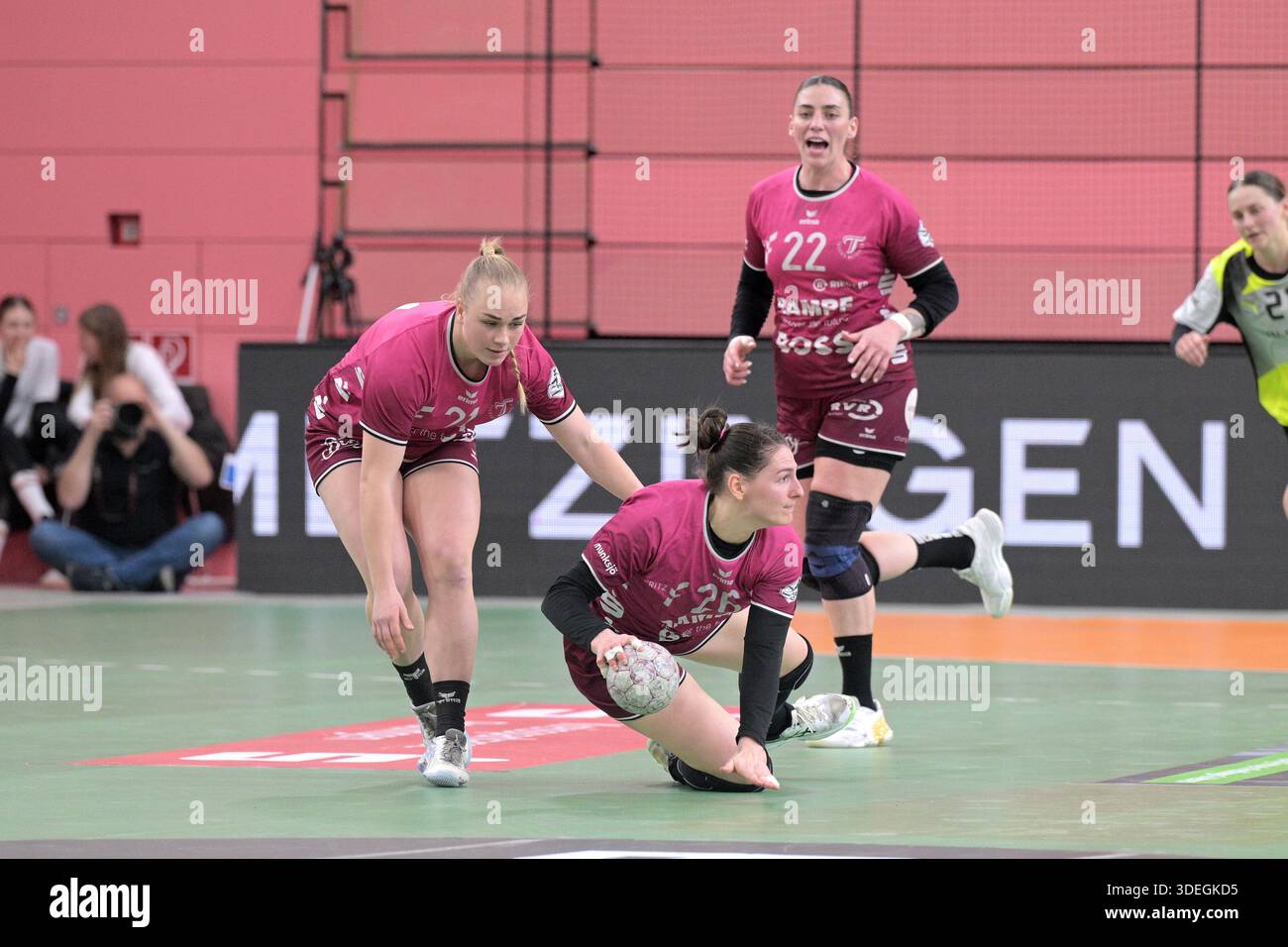 Svenja Demmel (TusSies Metzingen, #21) und Svenja Huebner (TusSies ...