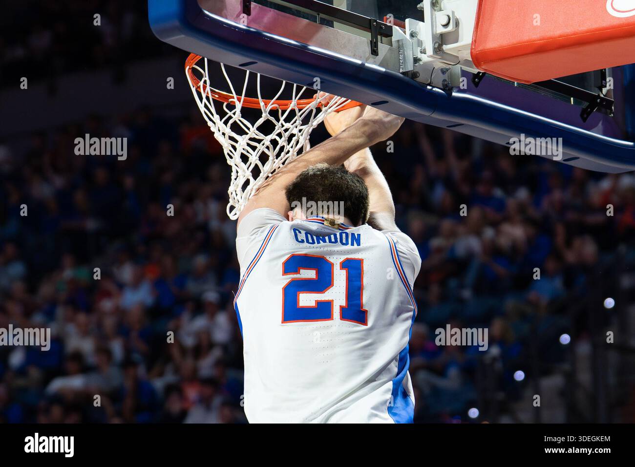 Florida forward/center Alex Condon (21) completes dunk against Georgia ...