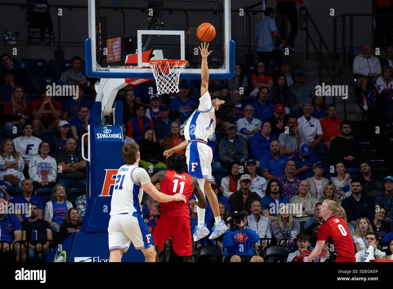 Florida guard Xaivian Lee (1) jumps to block Georgia shot during the ...