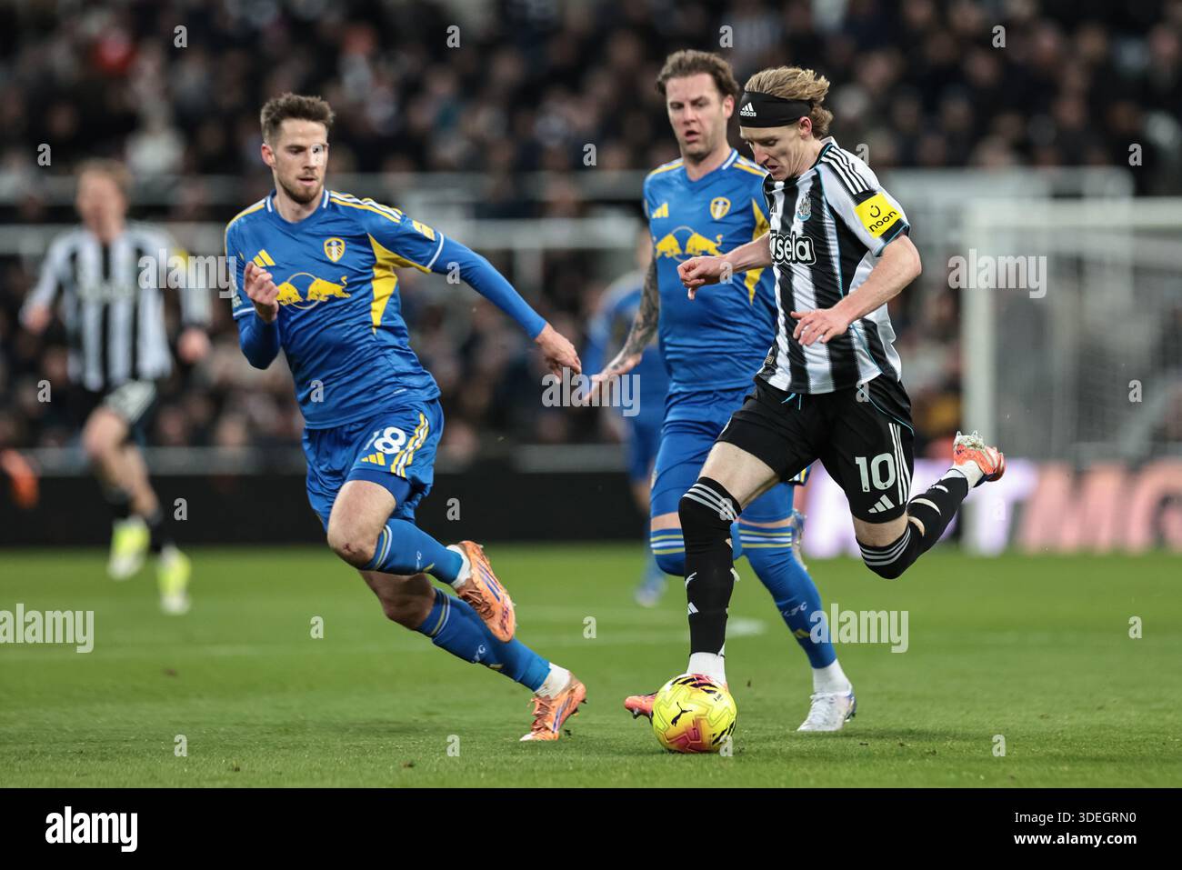 Anthony Gordon of Newcastle Untied breaks with the ball during the ...
