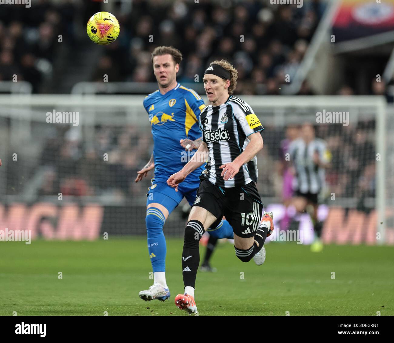 Anthony Gordon of Newcastle Untied breaks with the ball during the ...