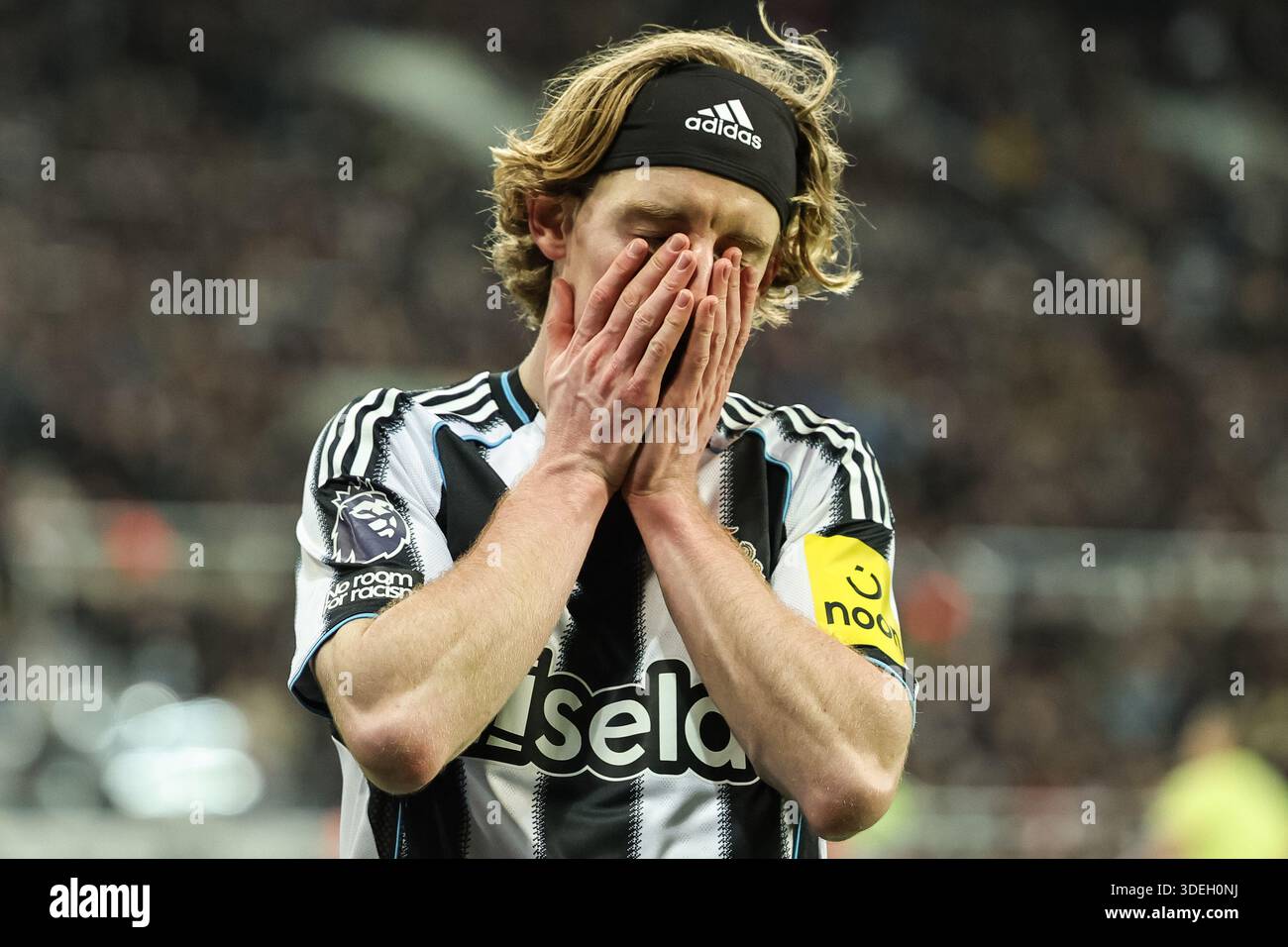Anthony Gordon of Newcastle Untied reacts during the Premier League ...