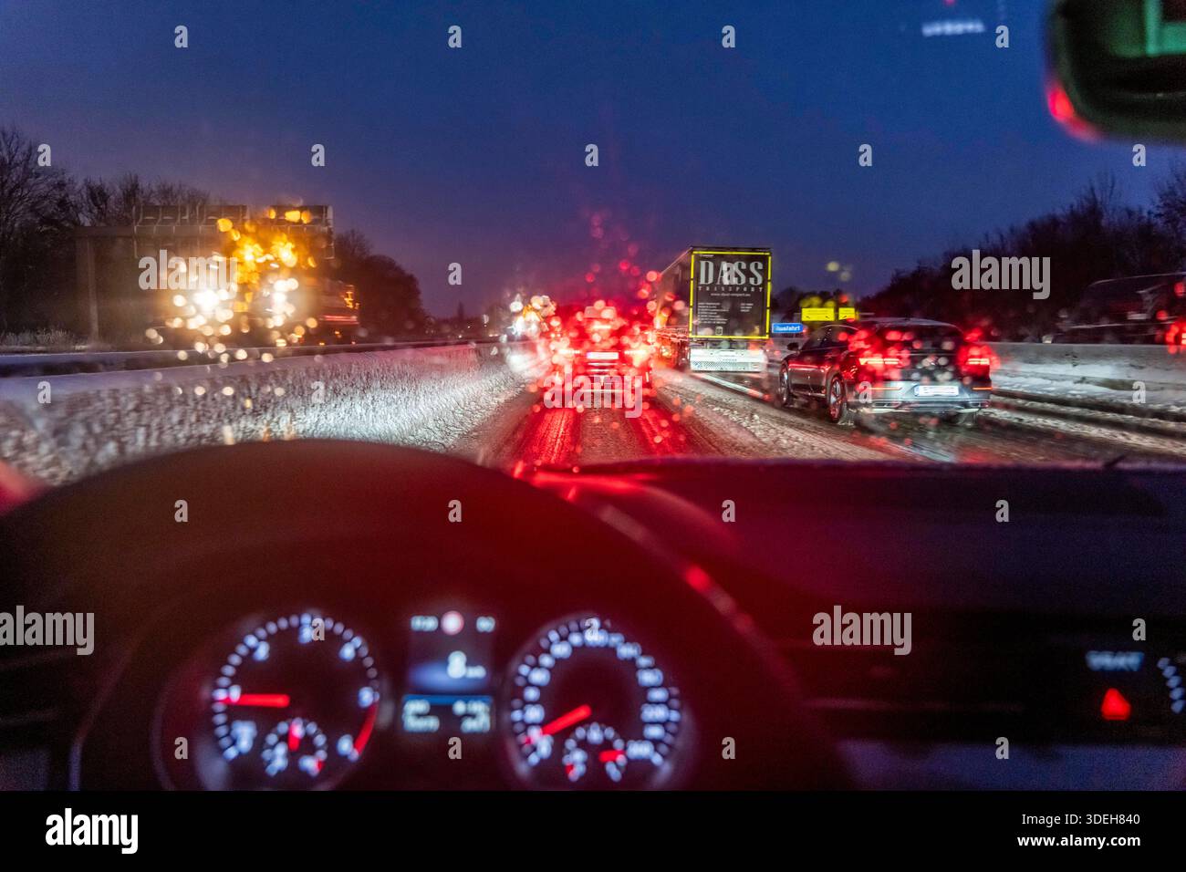 Fahrt im Winter, bei Schnee, Autobahn, Rückleuchten, Bremsleuchten ...