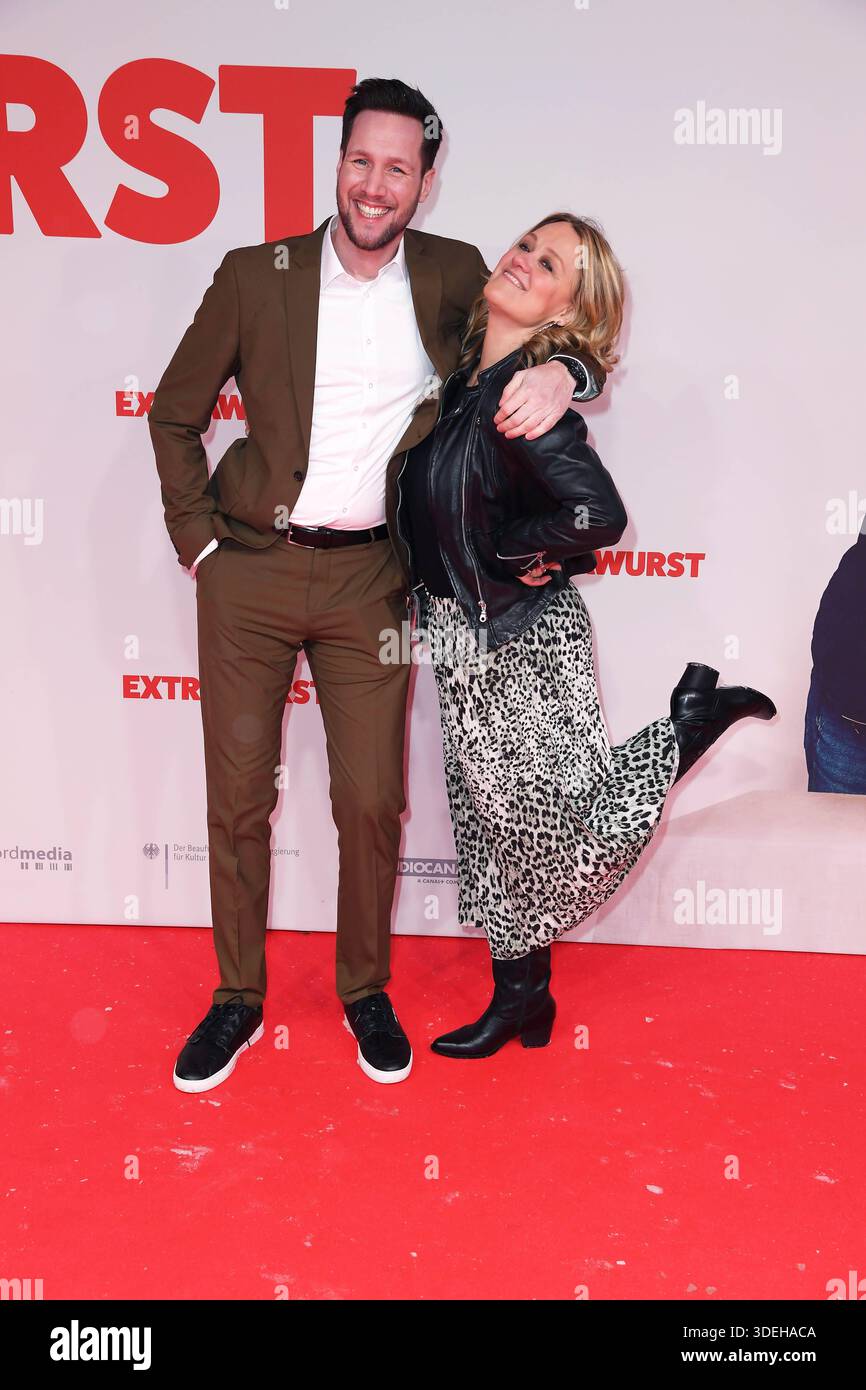 Sven Kroll, Lisa Feller bei der Weltpremiere des Kinofilms EXTRAWURST ...