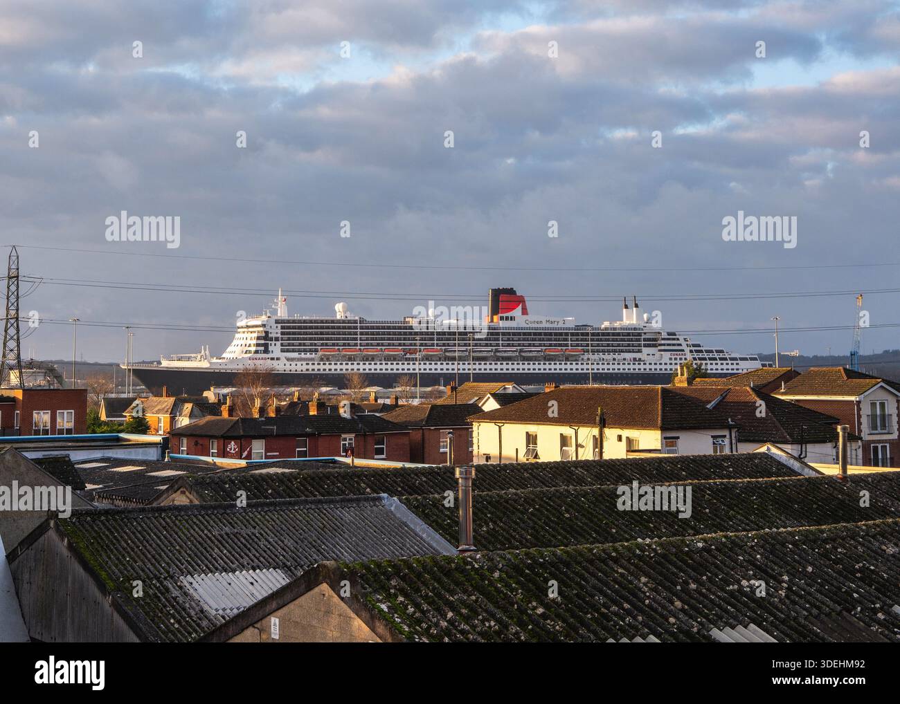 SOUTHAMPTON, UK. DECEMBER 15, 2025. The Cunard cruise liner Queen Mary ...