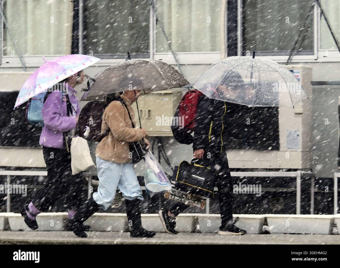 Children arrive at the temporary school building for Matsunami ...