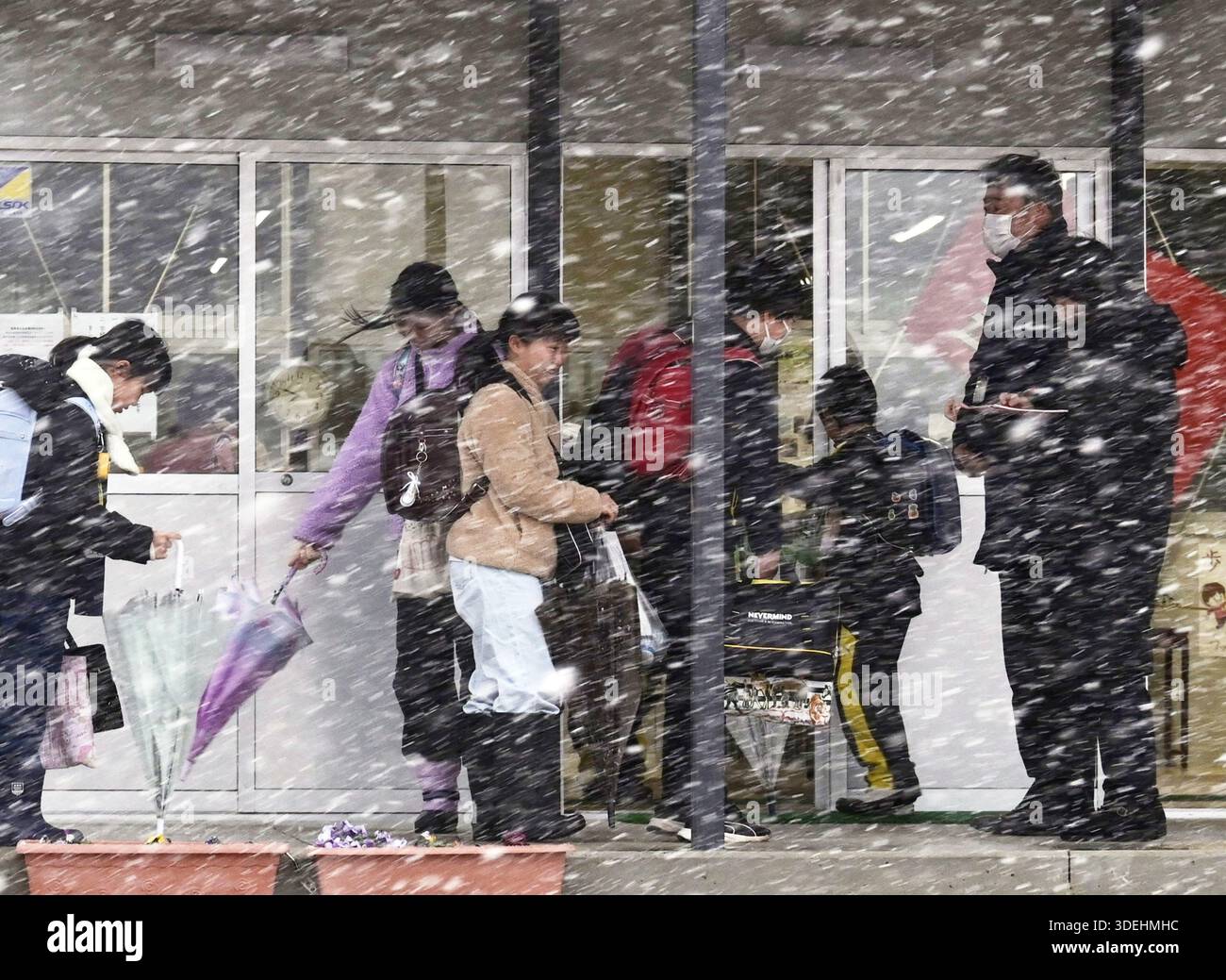 Children arrive at the temporary school building for Matsunami ...