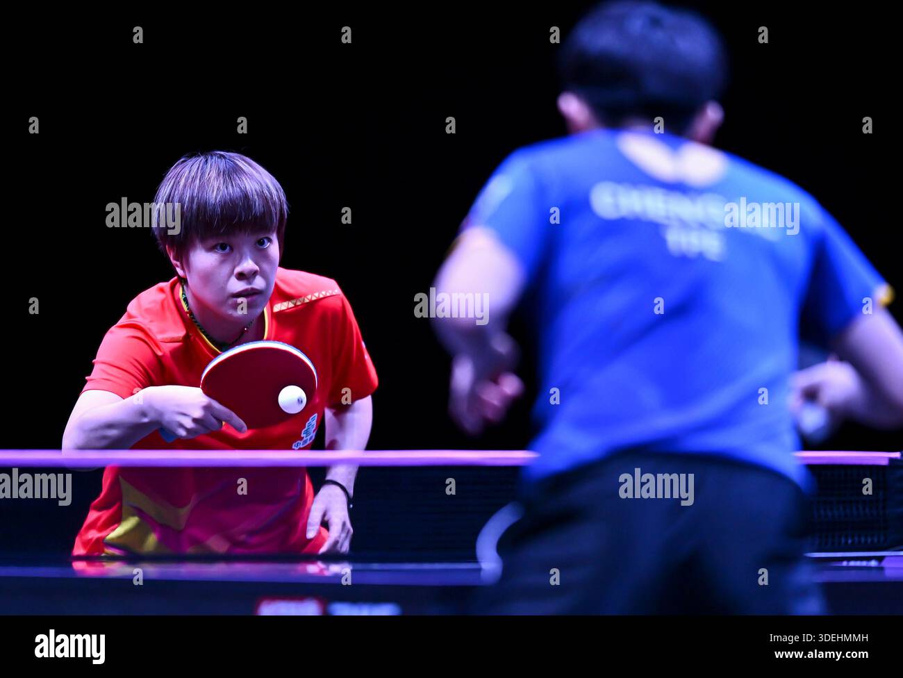 (260108) -- DOHA, Jan. 8, 2026 (Xinhua) -- Wang Yidi (L) of China hits ...