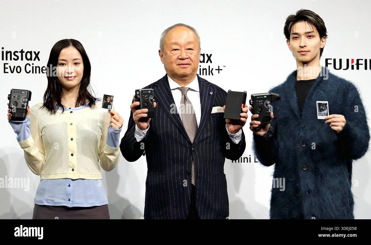 (L-R) Actress Suzu Hirose, Fujifilm President Teiichi Goto, and actor ...