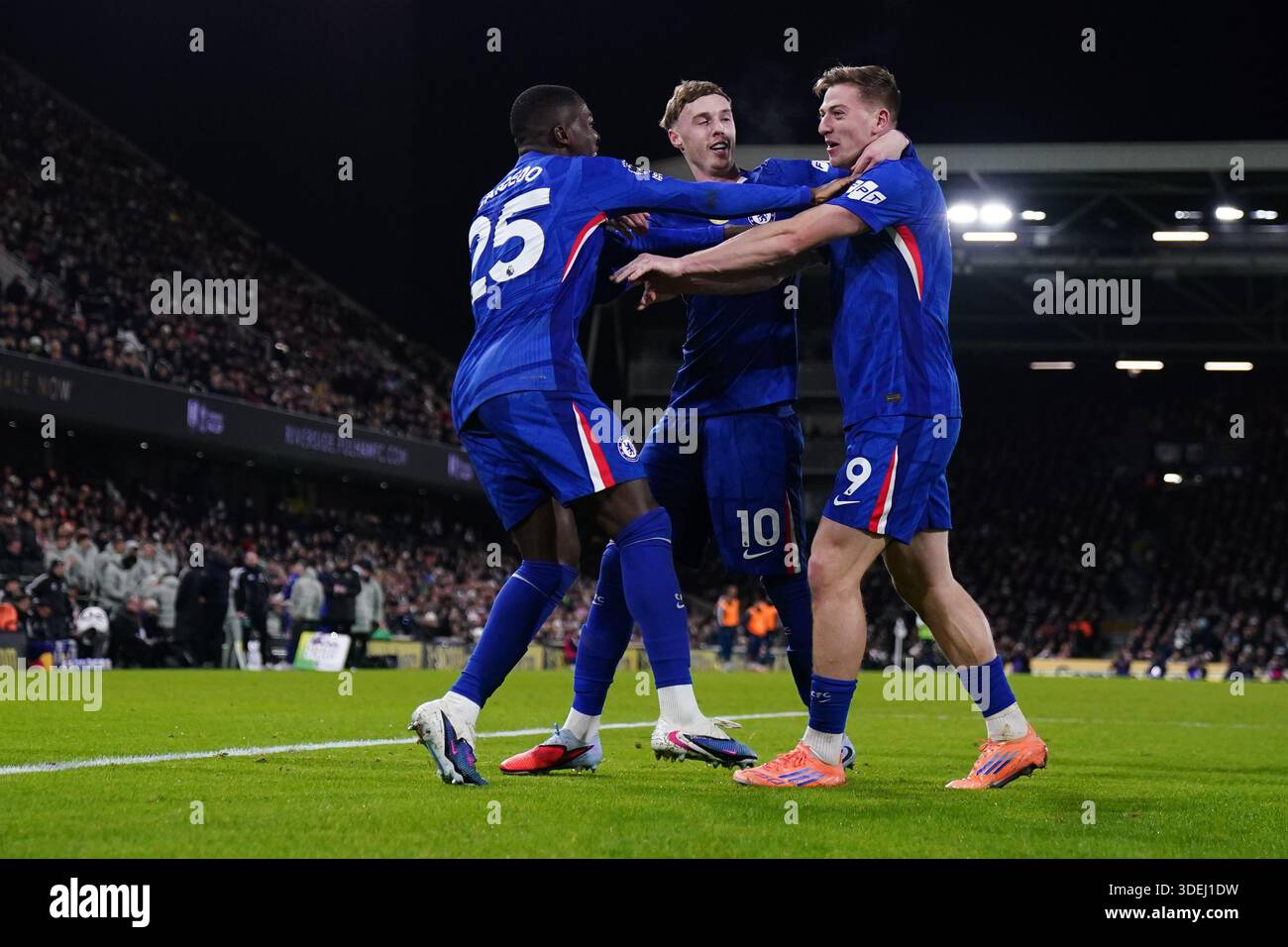 Chelsea players celebrate Liam Delap of Chelsea during the Premier ...
