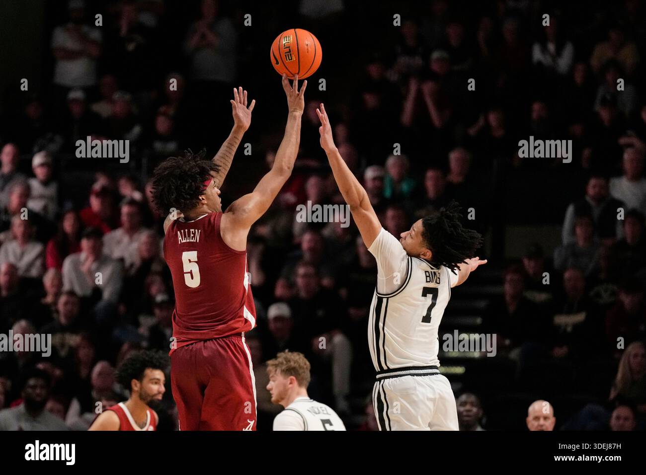 Alabama forward Amari Allen (5) shoots a three point basket over ...