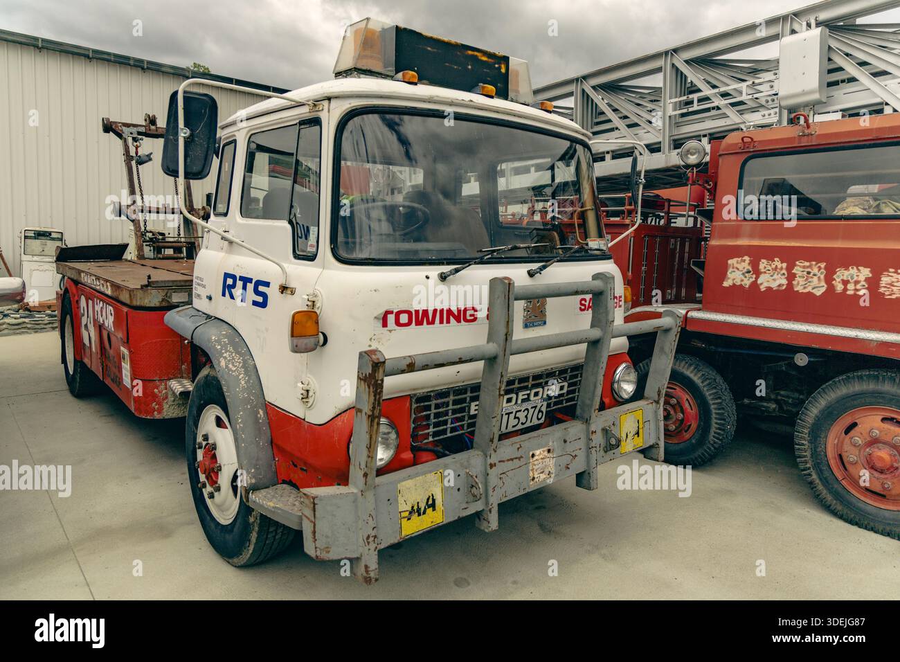 Duty heavy tow truck hi-res stock photography and images - Alamy