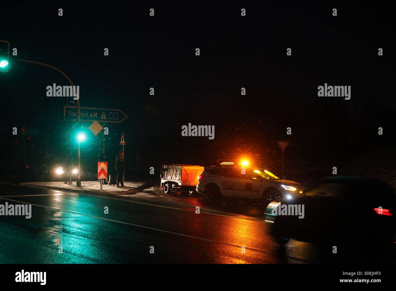 08 January 2026, Thuringia, Schmölln: Vehicles block the slip road to ...
