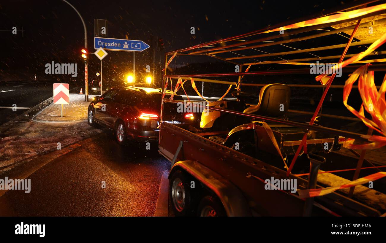 08 January 2026, Thuringia, Schmölln: Vehicles block the slip road to ...