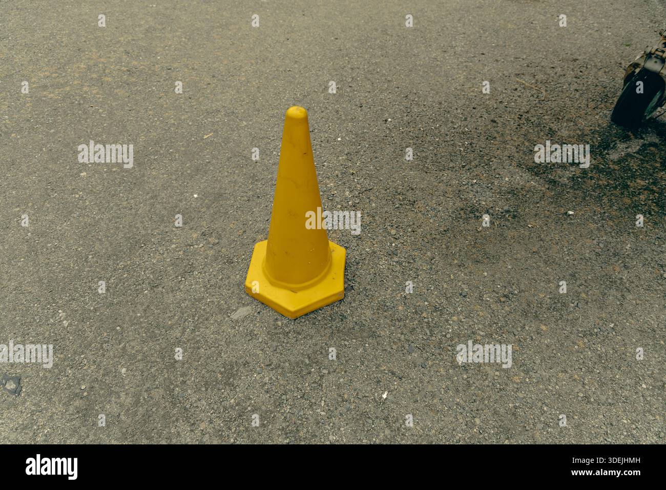 Cone yellow street hi-res stock photography and images - Alamy