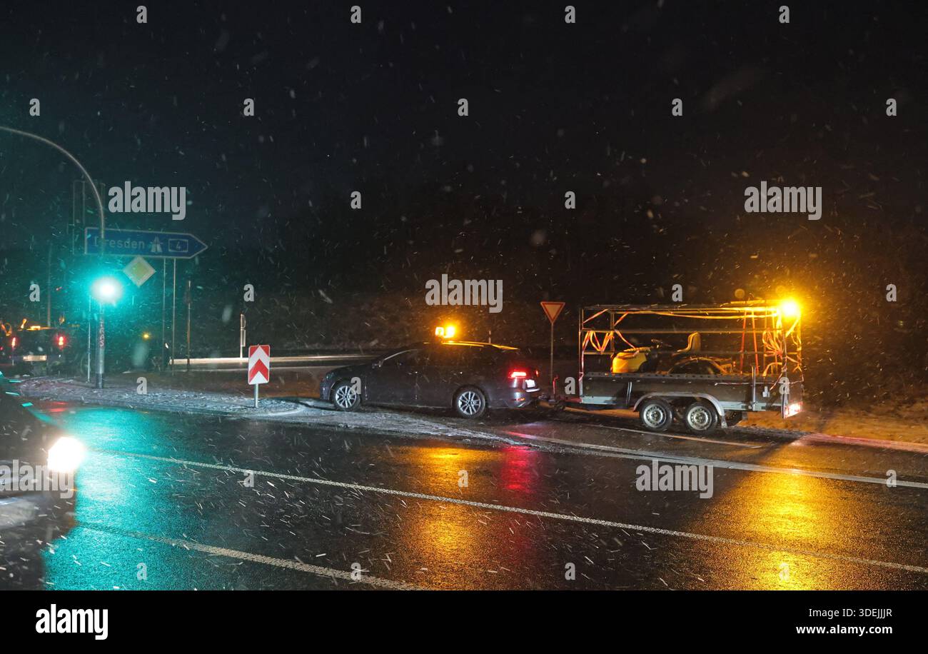 08 January 2026, Thuringia, Schmölln: Vehicles block the slip road to ...