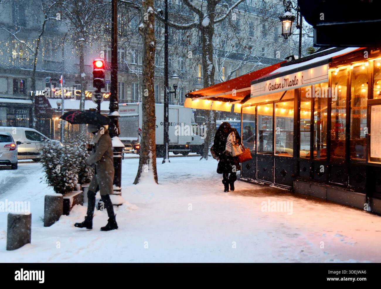 Daily Life in Paris under the snow during a cold winter weather episode ...