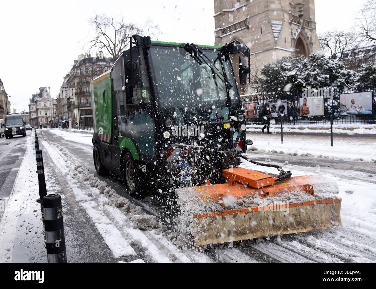 Daily Life in Paris under the snow during a cold winter weather episode ...