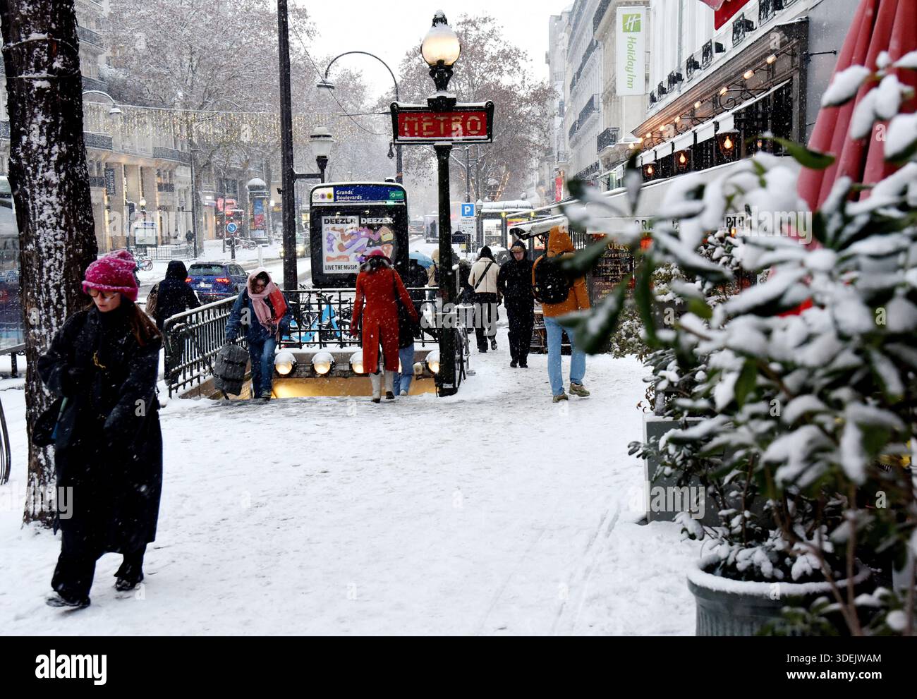 Daily Life in Paris under the snow during a cold winter weather episode ...