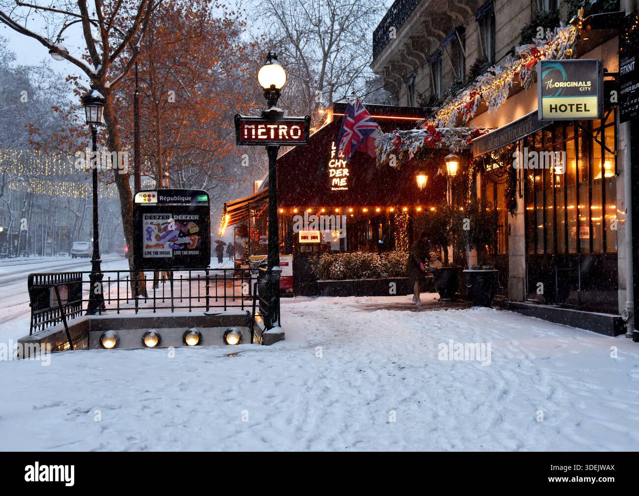 Daily Life in Paris under the snow during a cold winter weather episode ...