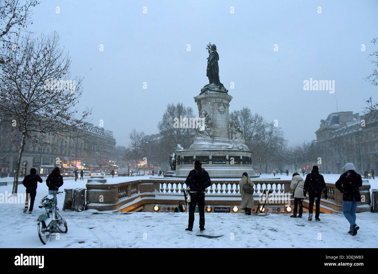 Daily Life in Paris under the snow during a cold winter weather episode ...