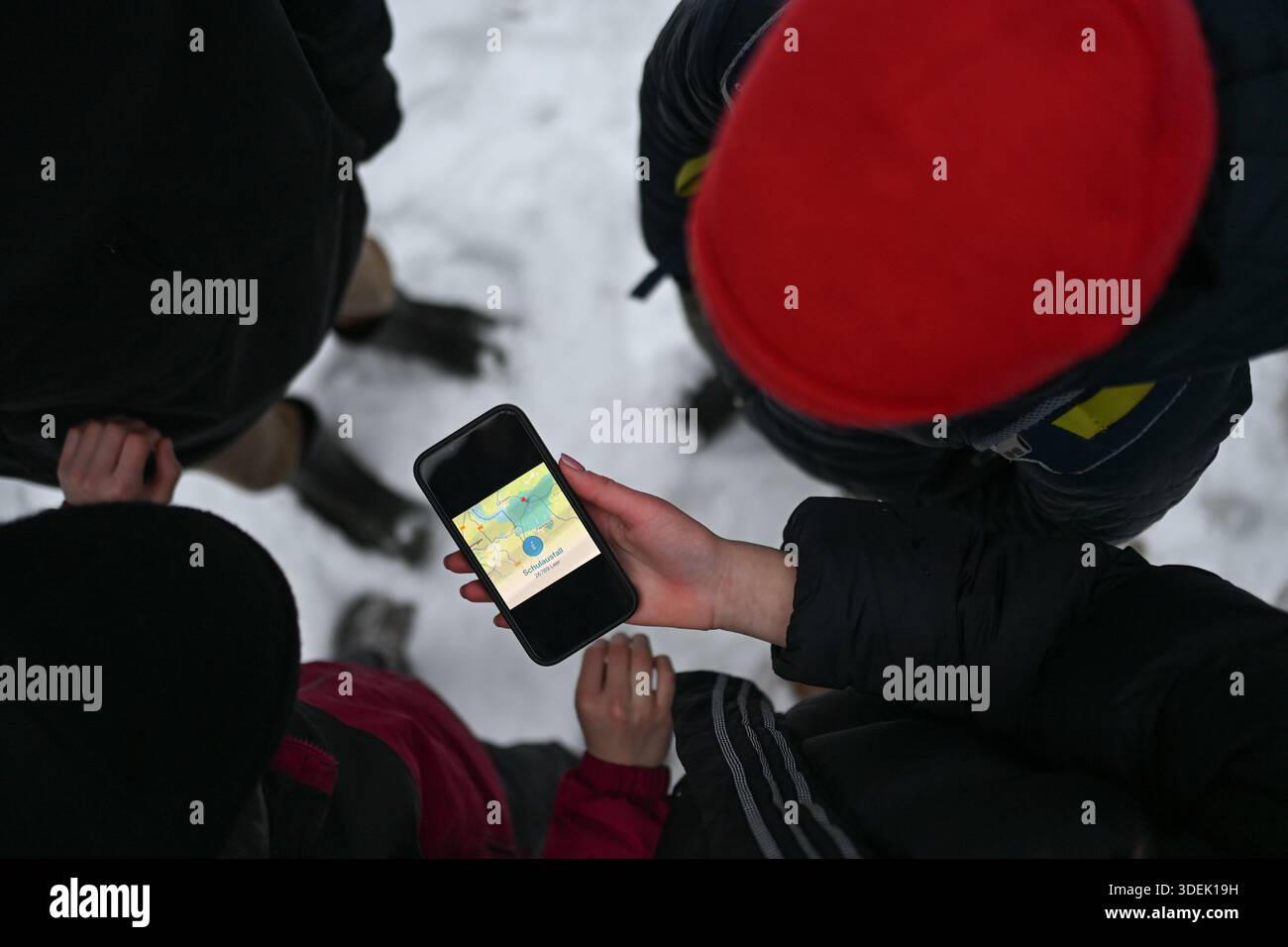 08 January 2026, Lower Saxony;East Frisia, Leer: Four pupils look at a ...