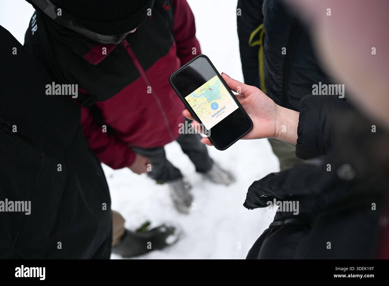 08 January 2026, Lower Saxony;East Frisia, Leer: Four pupils look at a ...