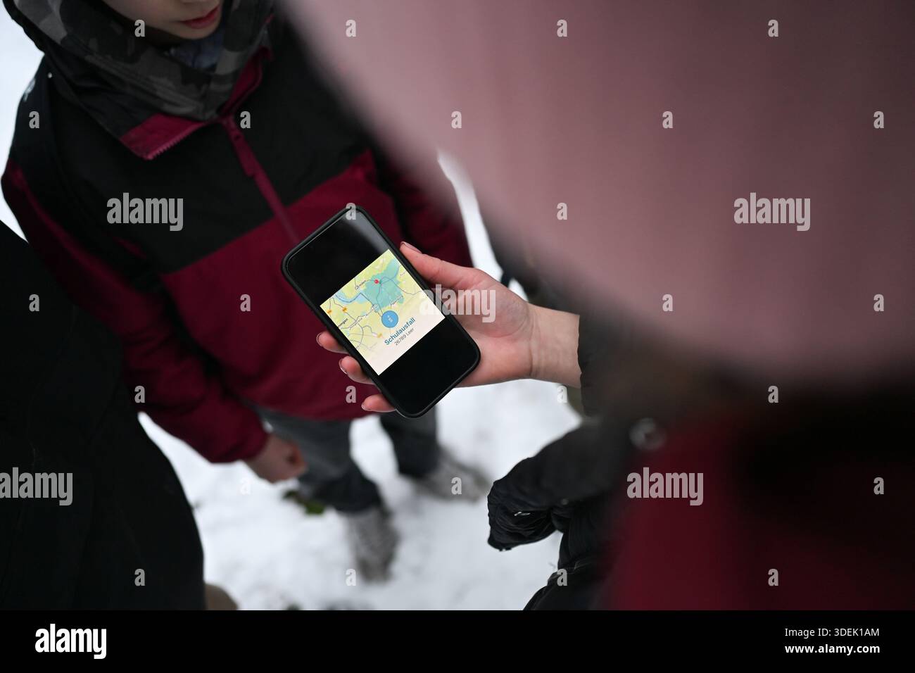 08 January 2026, Lower Saxony;East Frisia, Leer: Four pupils look at a ...