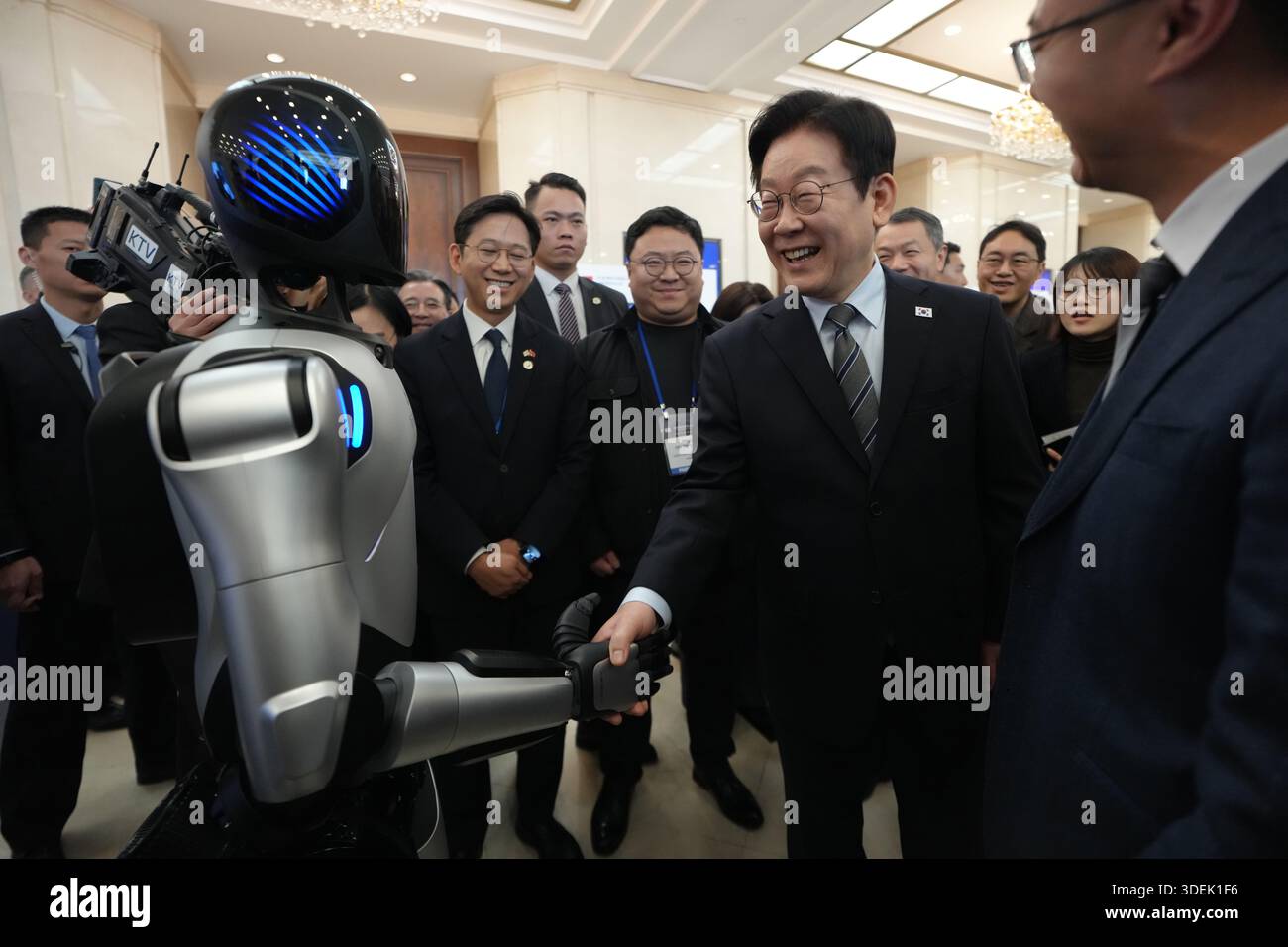 Chinese zhiyuan humanoid robot hi-res stock photography and images - Alamy