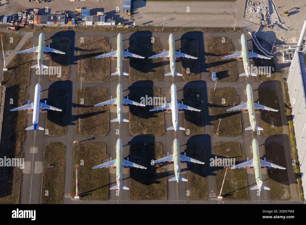 Airbus A320, parking, maintenance, parts, engines, parking lot ...