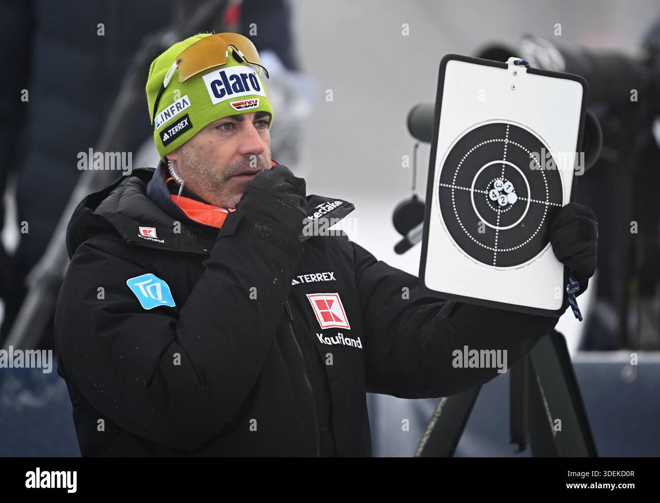 08 January 2026, Thuringia, Oberhof: Biathlon: World Cup, sprint 10 km ...