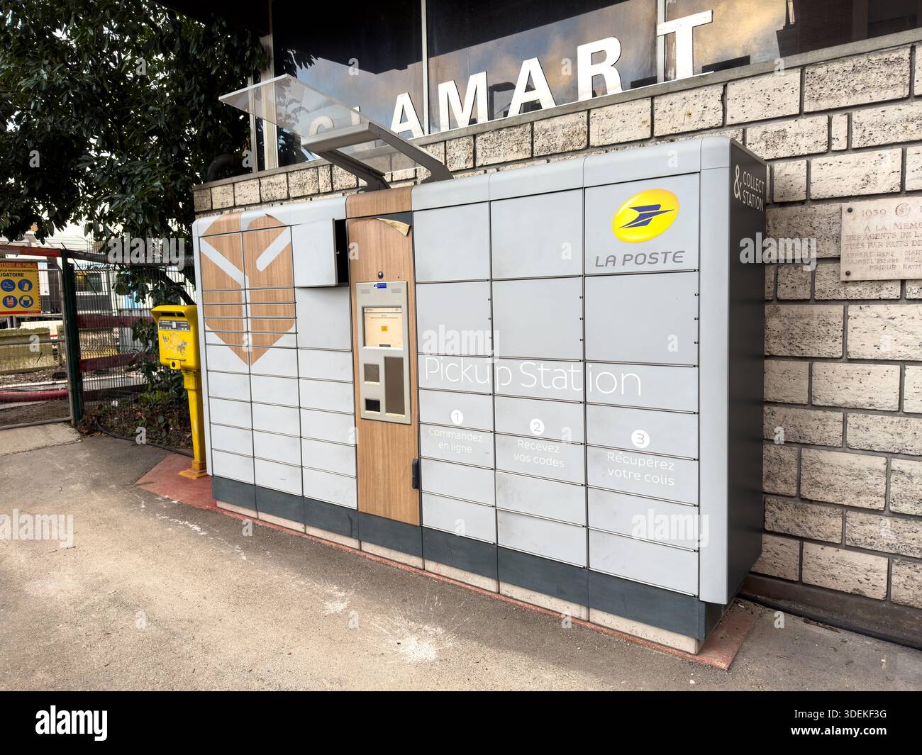 Pickup station la poste hi-res stock photography and images - Alamy