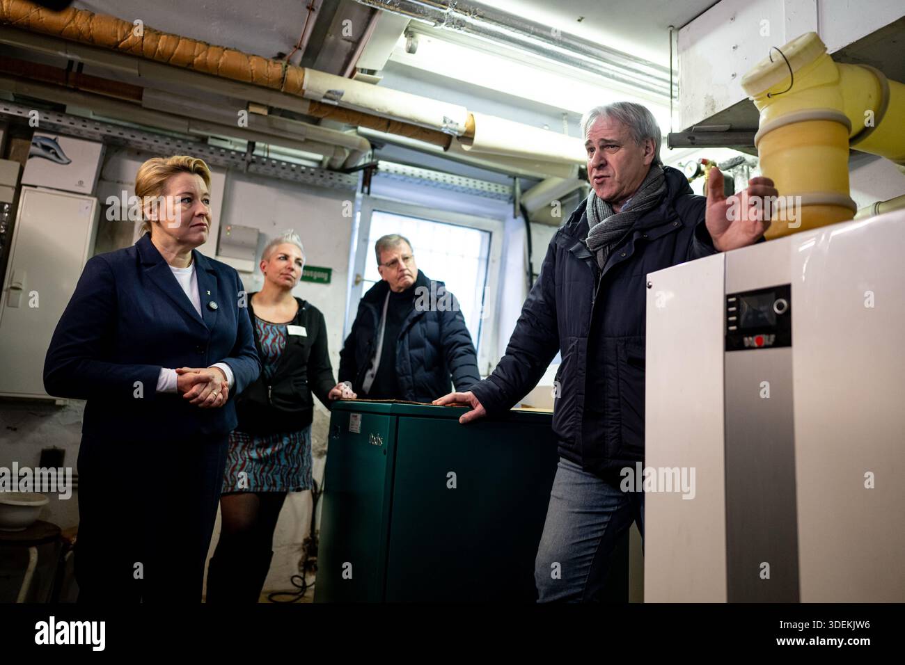 08 January 2026, Berlin: Franziska Giffey (SPD, left), Berlin Senator ...