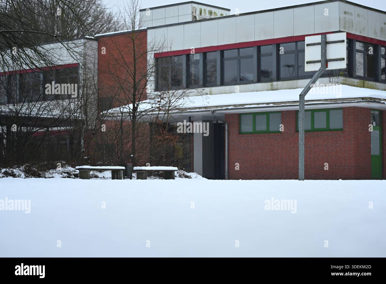 08 January 2026, Lower Saxony;East Frisia, Leer: View of the schoolyard ...