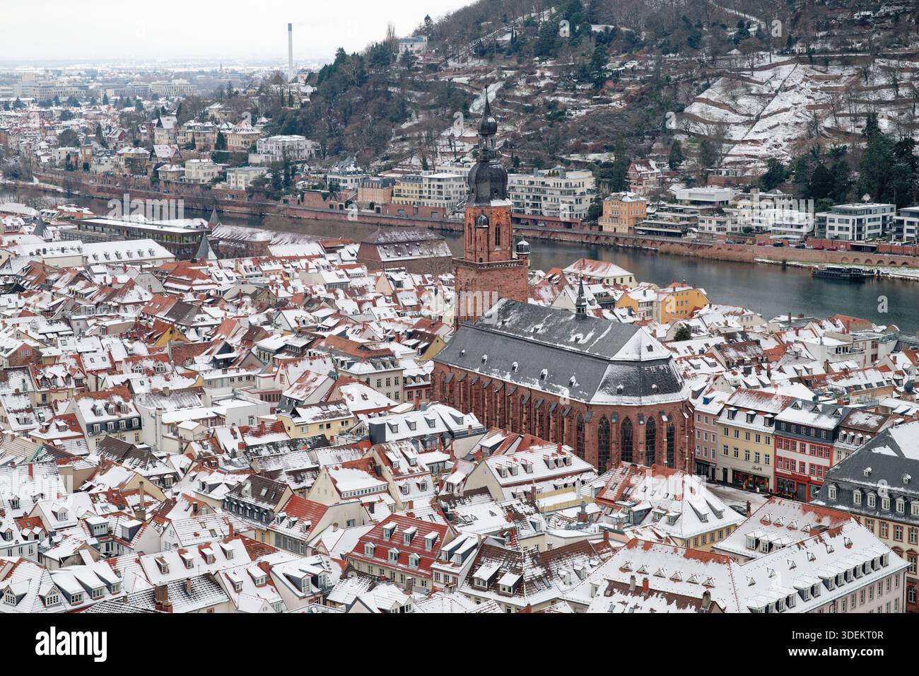 08 January 2026, Baden-Württemberg, Heidelberg: Snow lies on the roofs ...