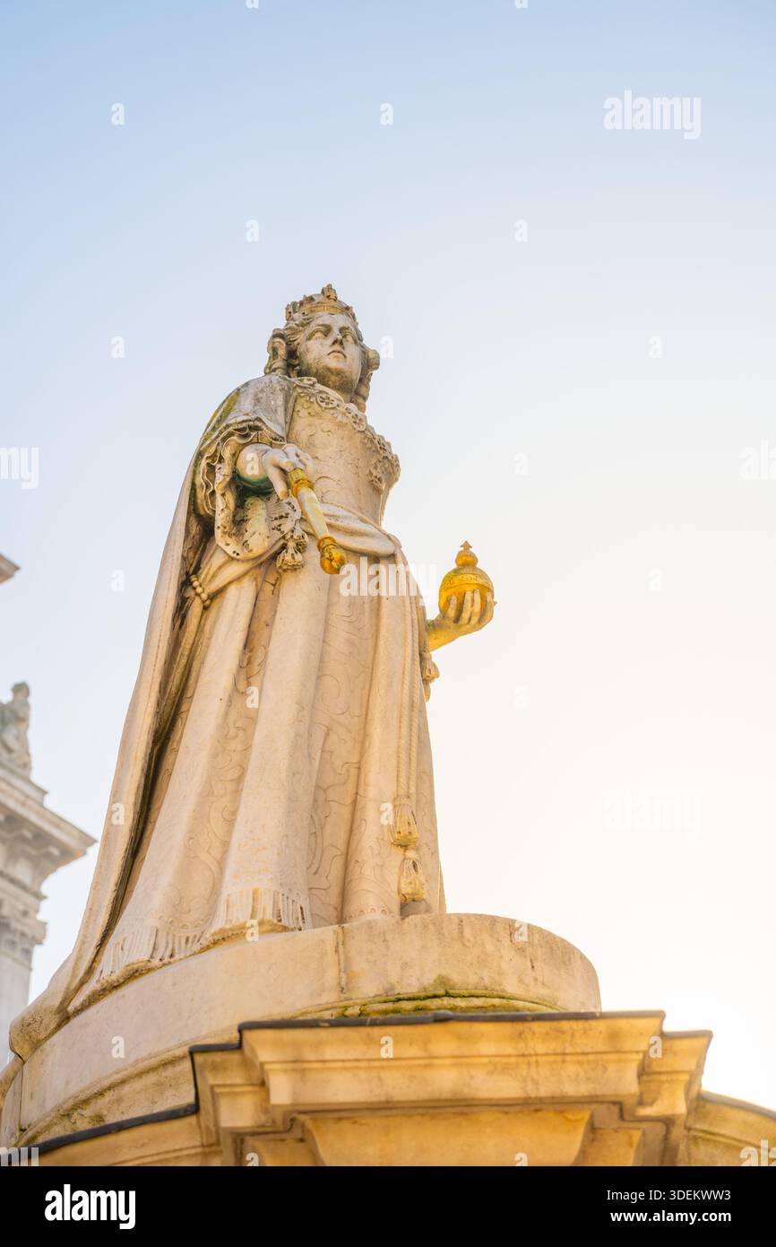 The statue of Queen Anne stands prominently at St. Paul's Cathedral in ...