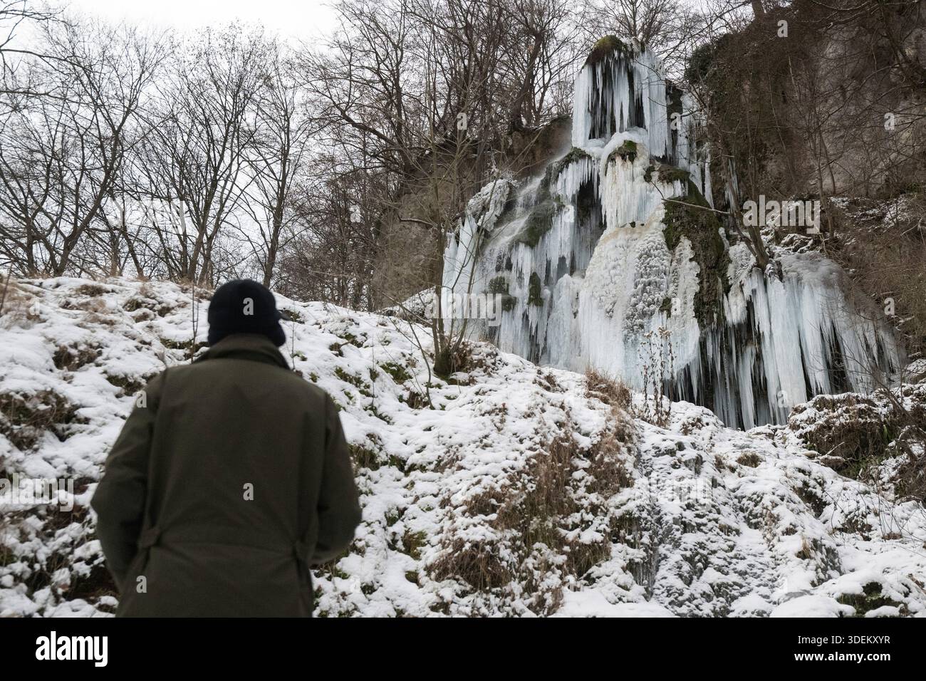 08 January 2026, Baden-Württemberg, Bad Urach: Icicles can be seen at ...