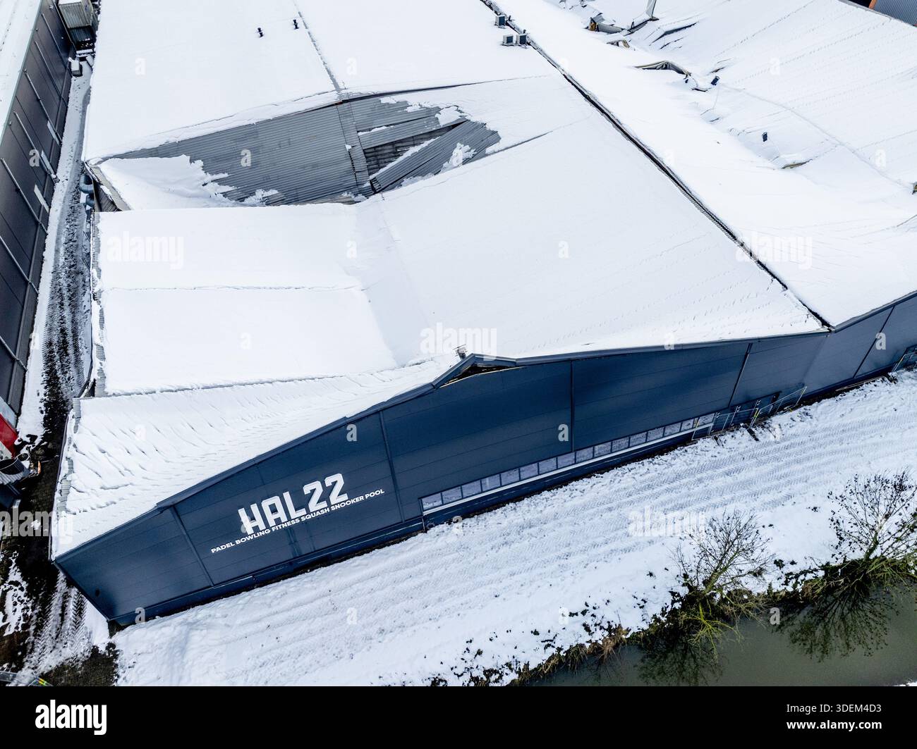 UTRECHT - Part of the HAL22 sports complex in Utrecht has collapsed ...