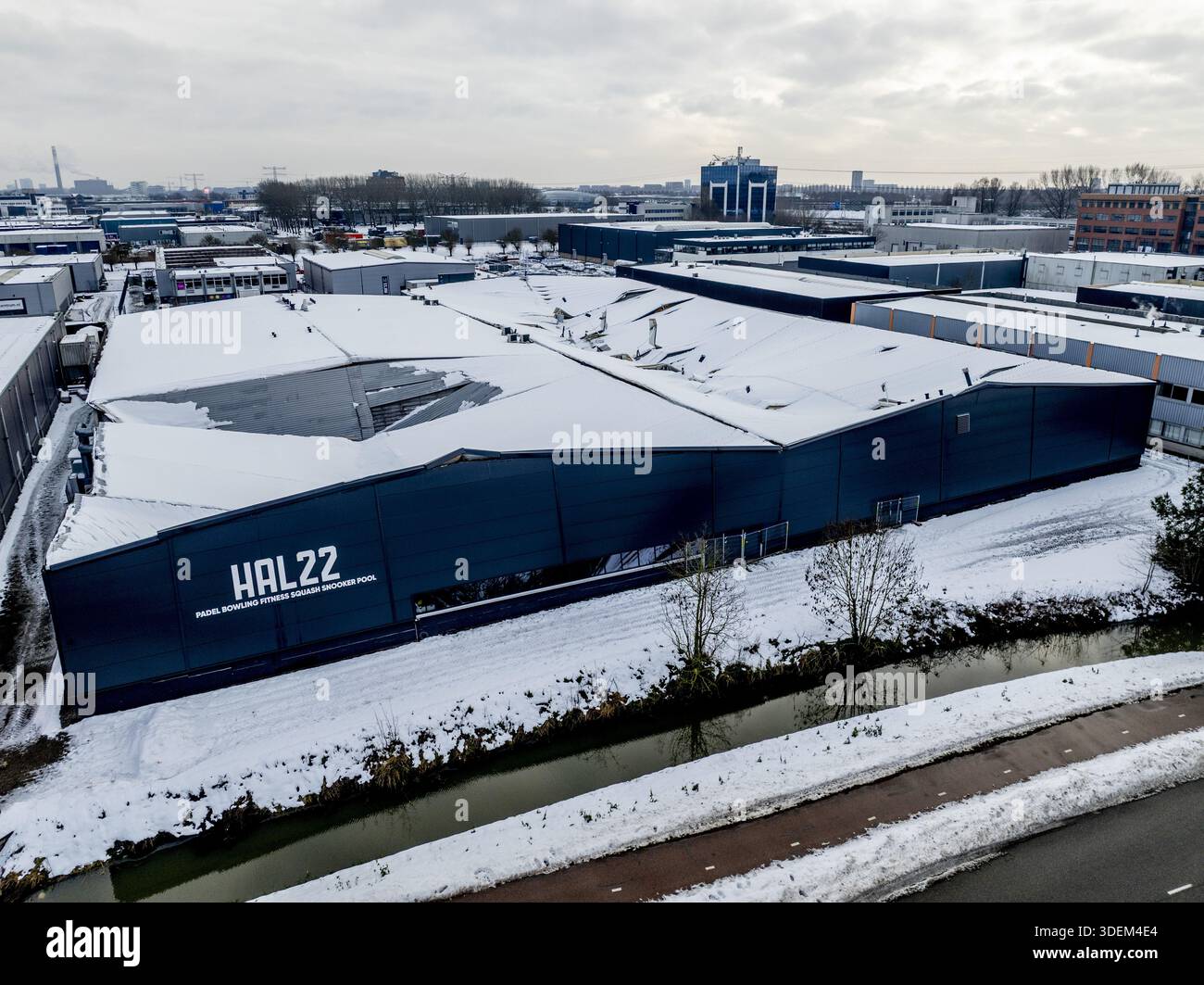 UTRECHT - Part of the HAL22 sports complex in Utrecht has collapsed ...