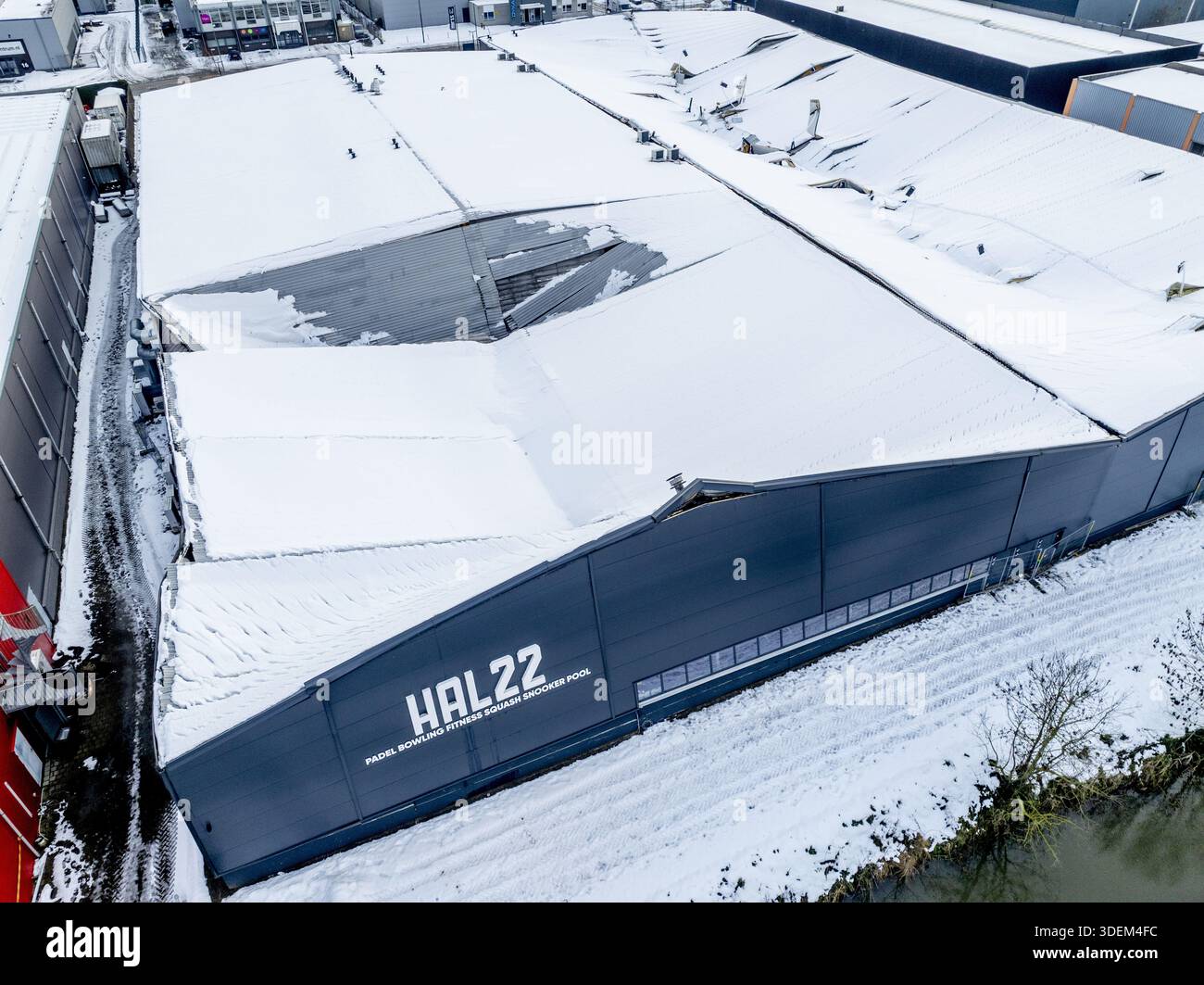 UTRECHT - Part of the HAL22 sports complex in Utrecht has collapsed ...