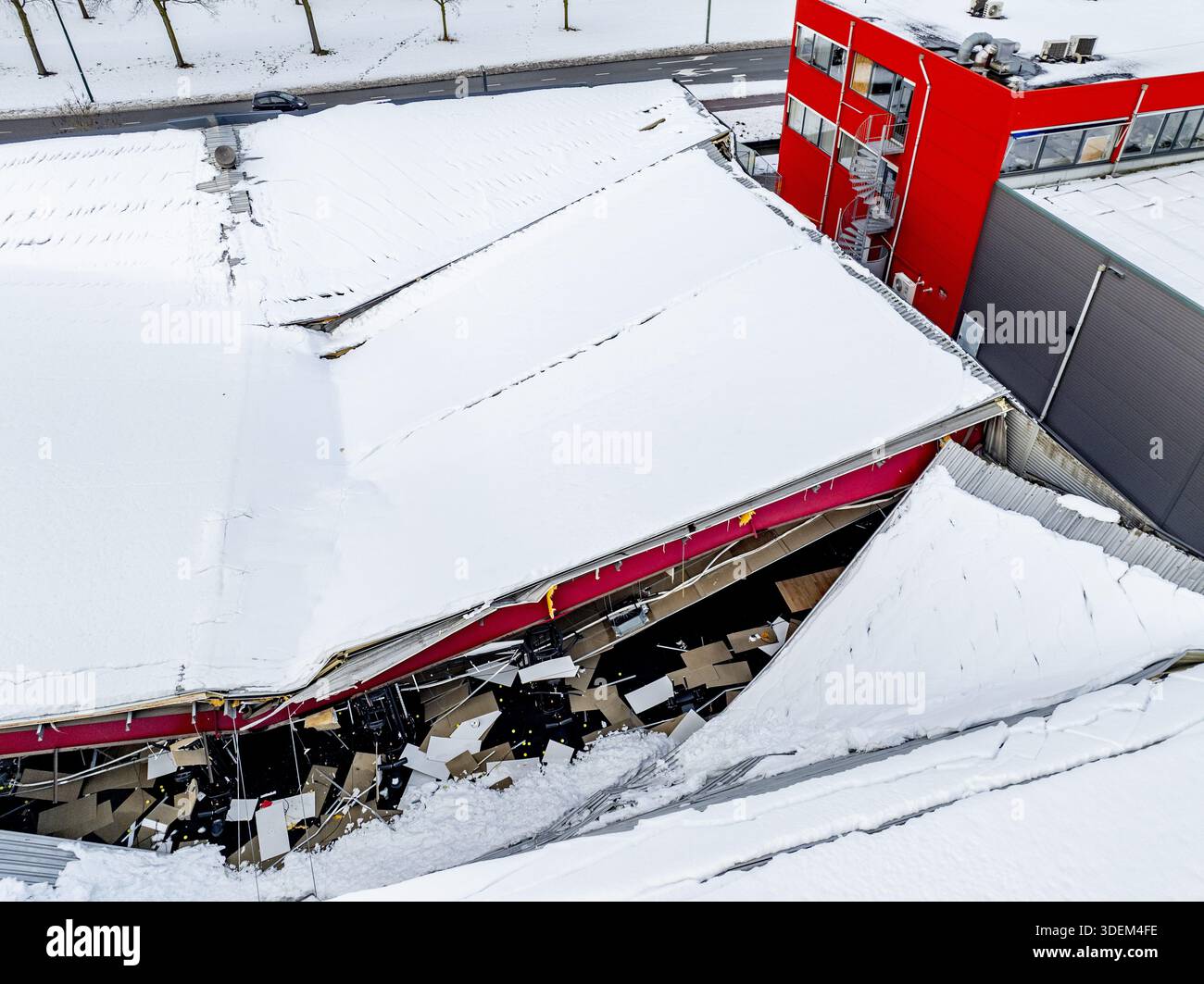 UTRECHT - Part of the HAL22 sports complex in Utrecht has collapsed ...