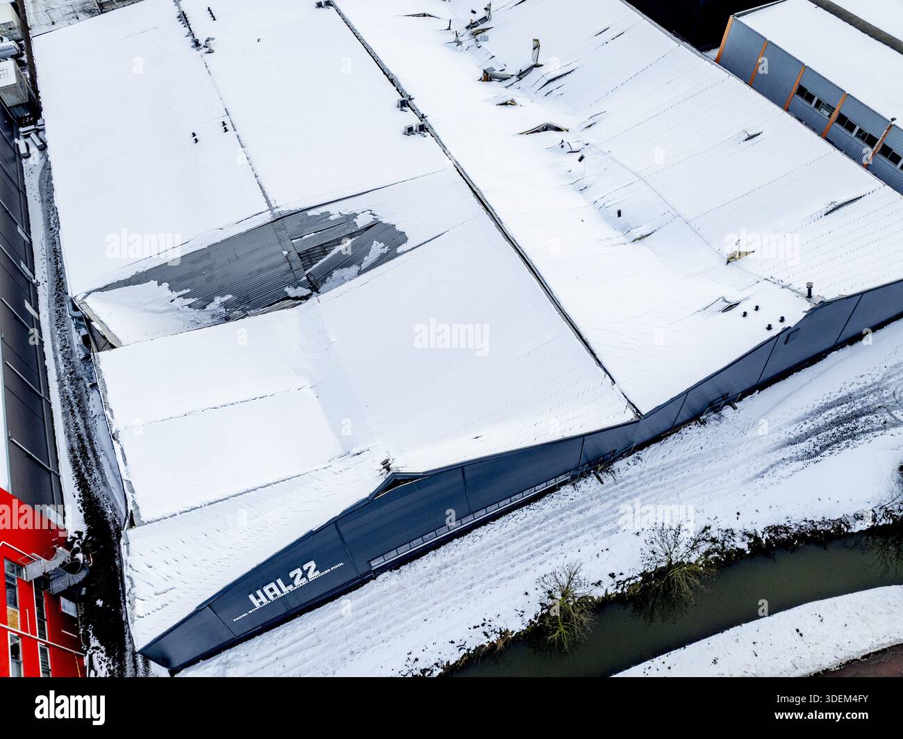 UTRECHT - Part of the HAL22 sports complex in Utrecht has collapsed ...