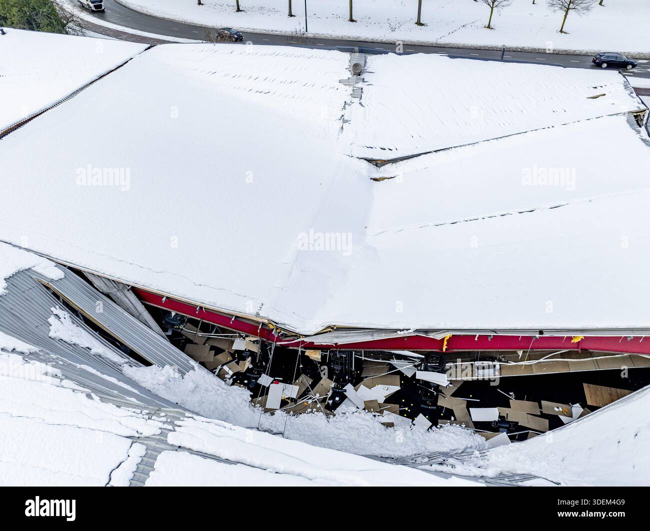 UTRECHT - Part of the HAL22 sports complex in Utrecht has collapsed ...